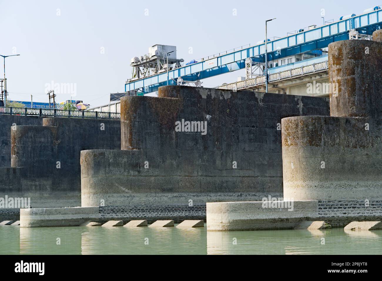 side view of river dam with road on top of the dam Stock Photo - Alamy