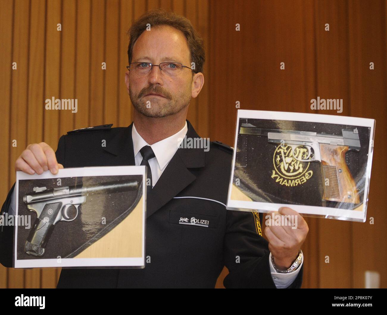 Polizeisprecher Rudi Bauer zeigt am Freitag, 17. April 2009 in Ulm ...