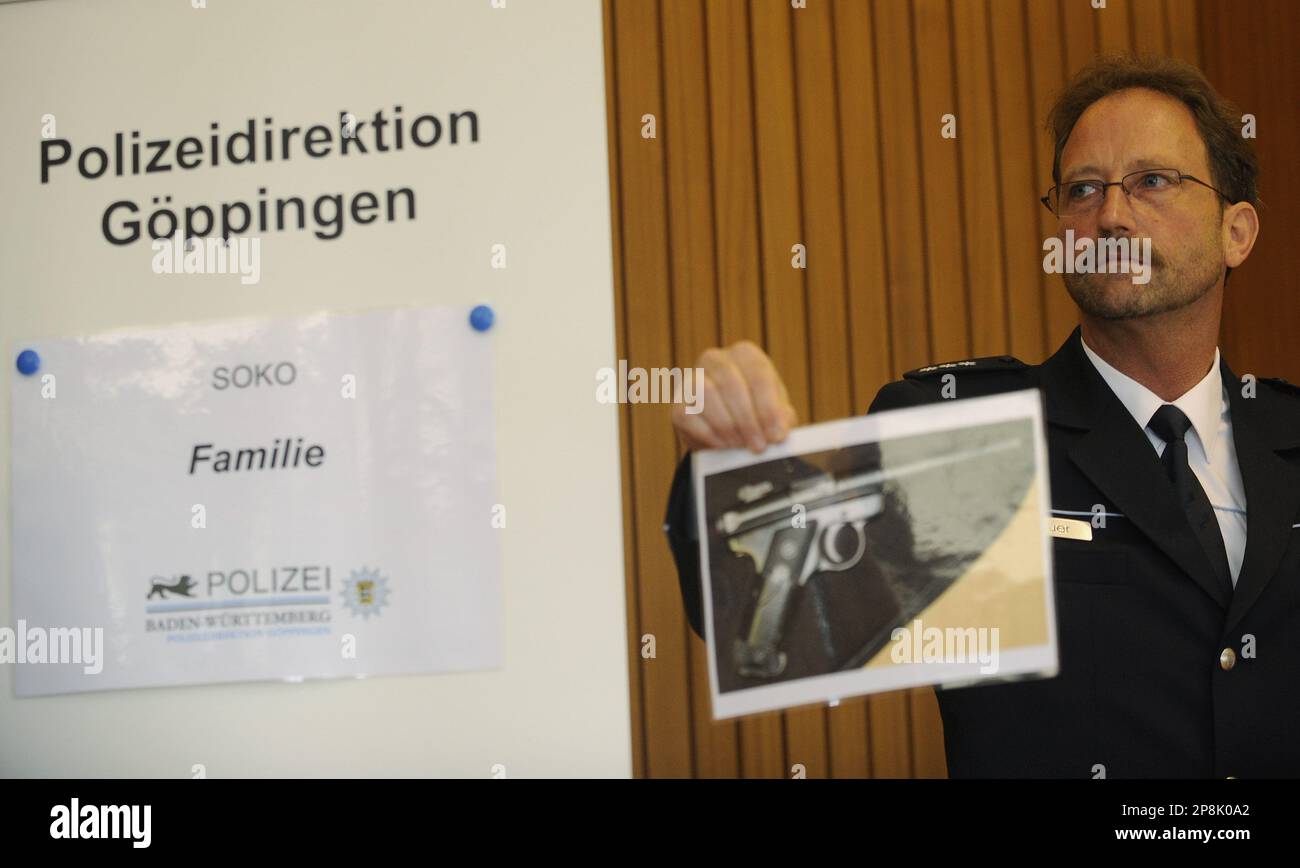 Polizeisprecher Rudi Bauer zeigt am Freitag, 17. April 2009 in Ulm ...