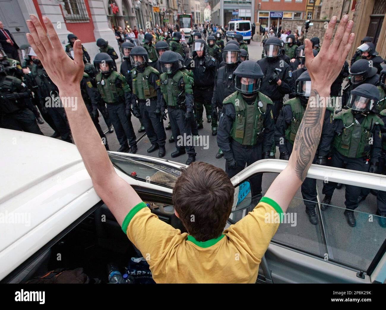 Ein Demonstrant steht am Donnerstag, 16. April 2009, in Erfurt einer ...