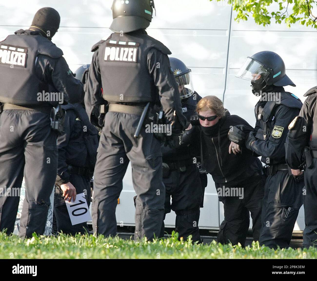 Polizisten verhaften am Donnerstag, 16. April 2009, in Erfurt vor dem ...