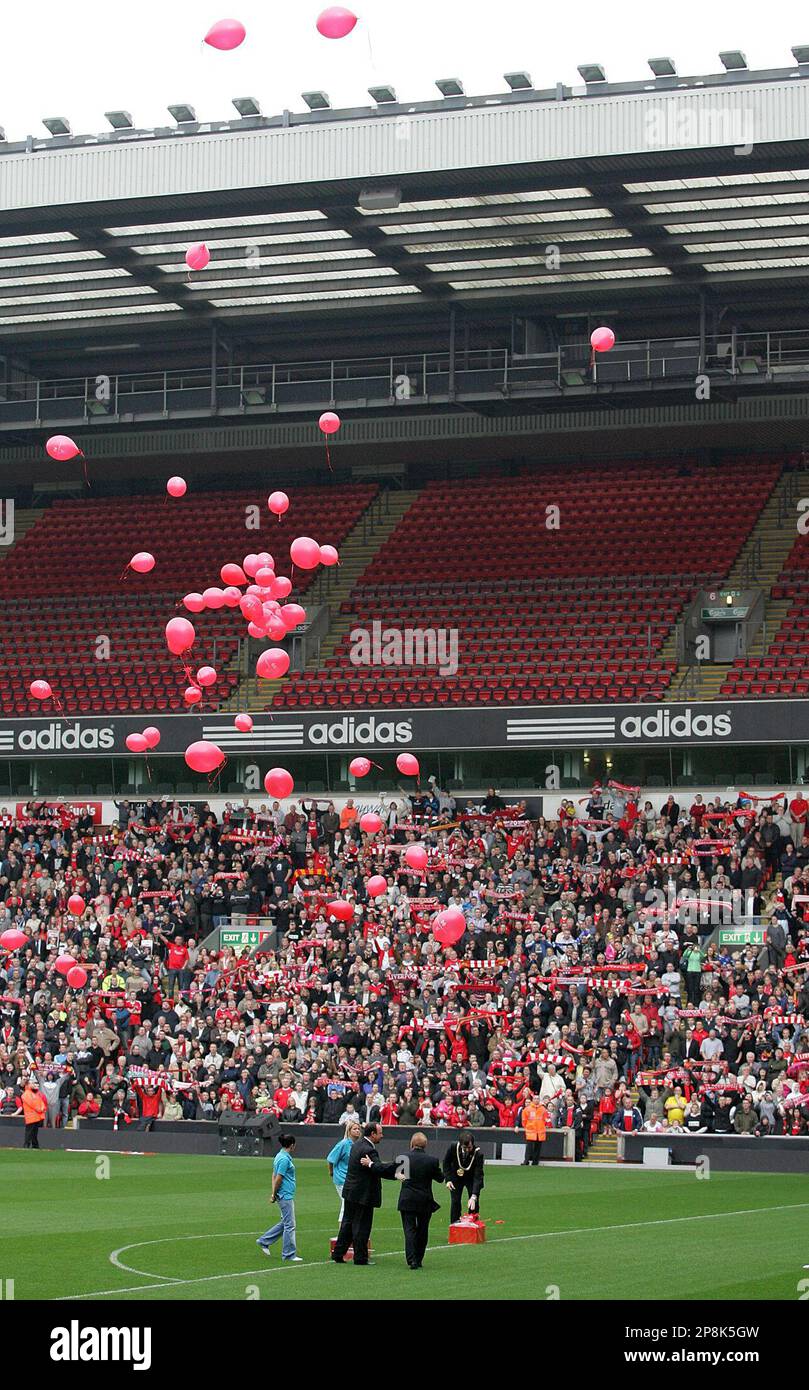 Liverpool manager Rafael Benitez and Liverpool Mayor Steve Rotherham ...