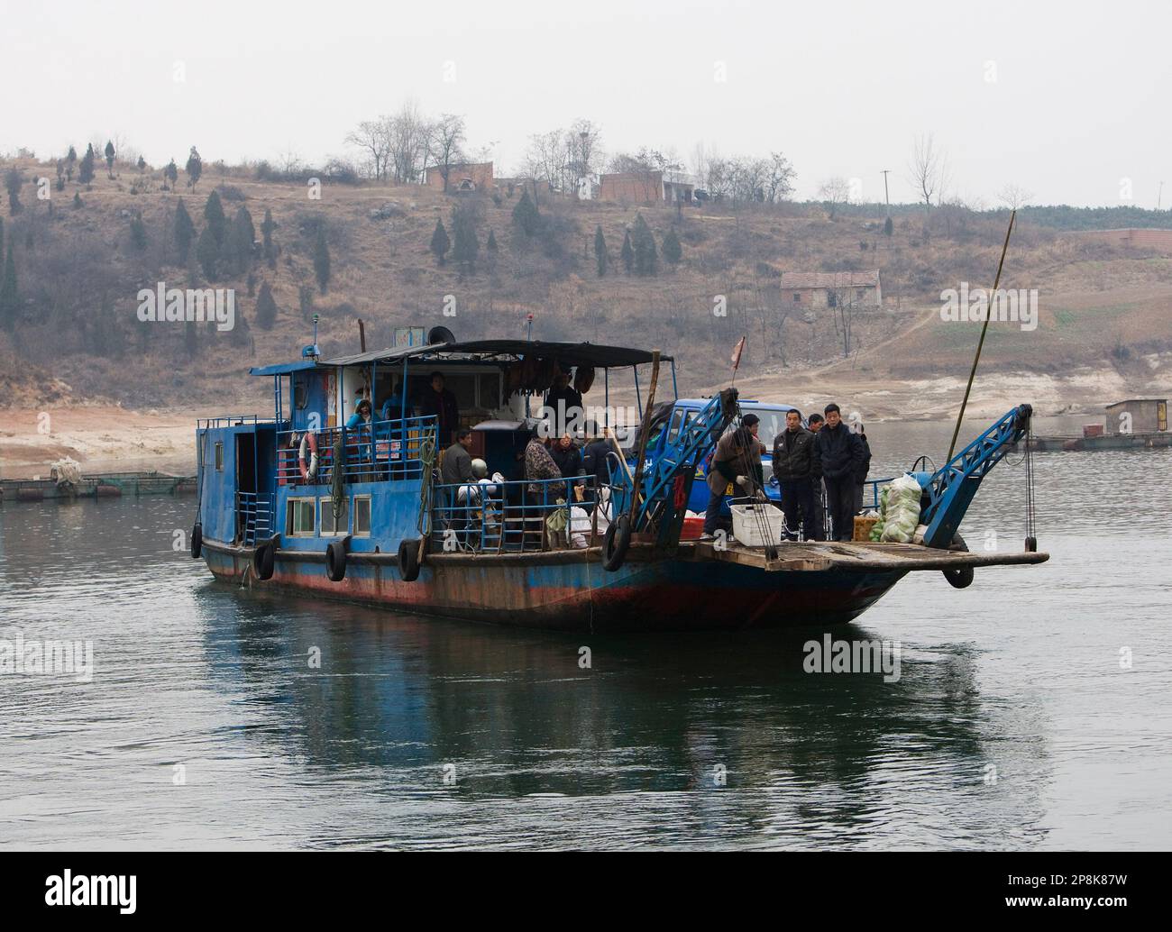 ** TO GO WITH CHINA MEGA PROYECTOS ** A ferry carries villagers ...