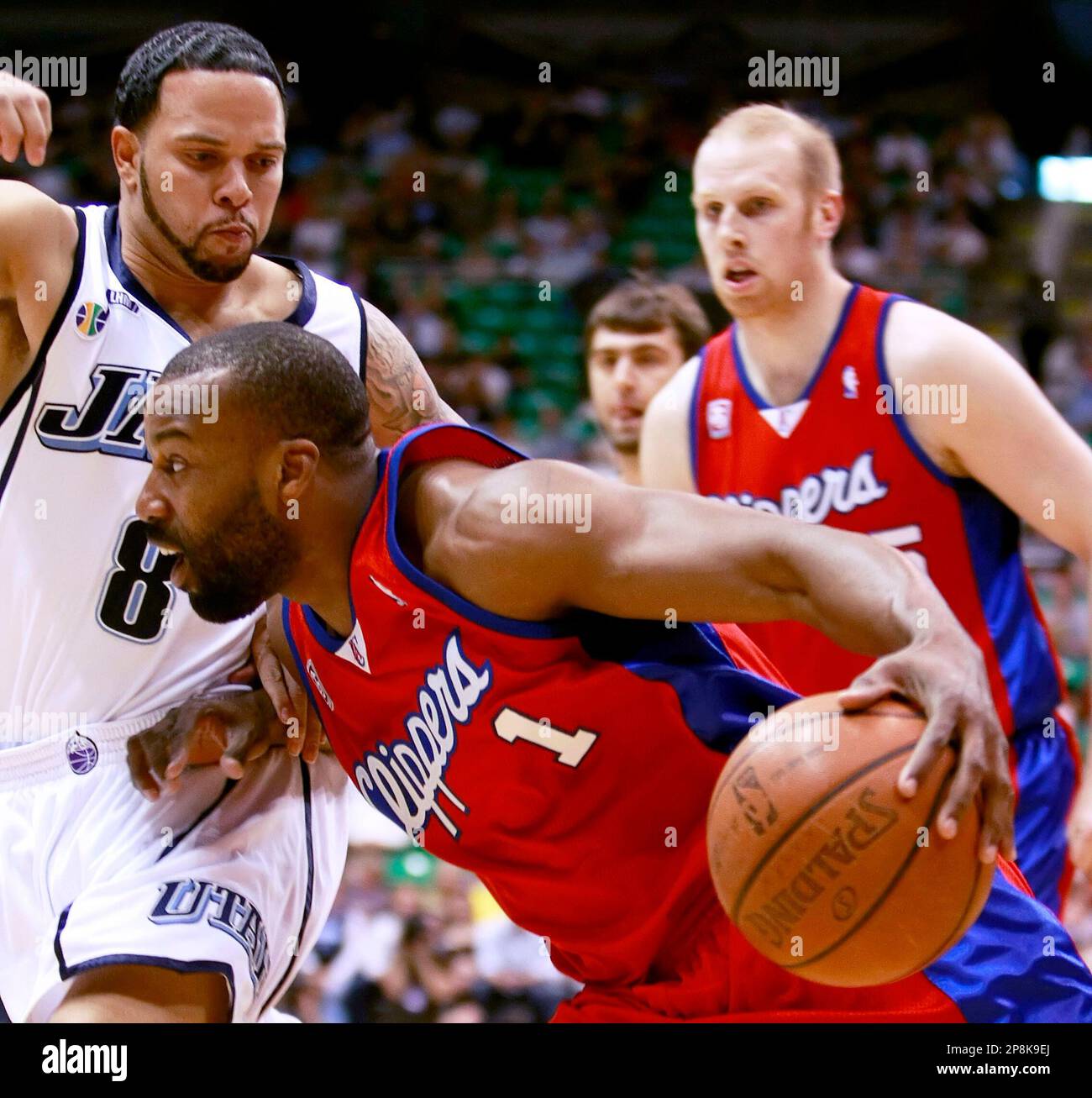 Los Angeles Clippers' Baron Davis, right, drives on Utah Jazz's Deron ...