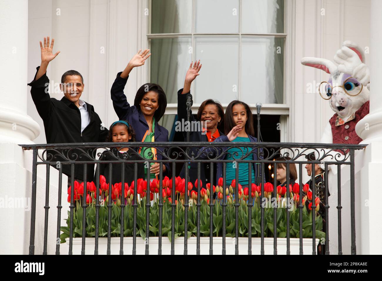 President Barack Obama and first lady Michelle Obama with daughters ...