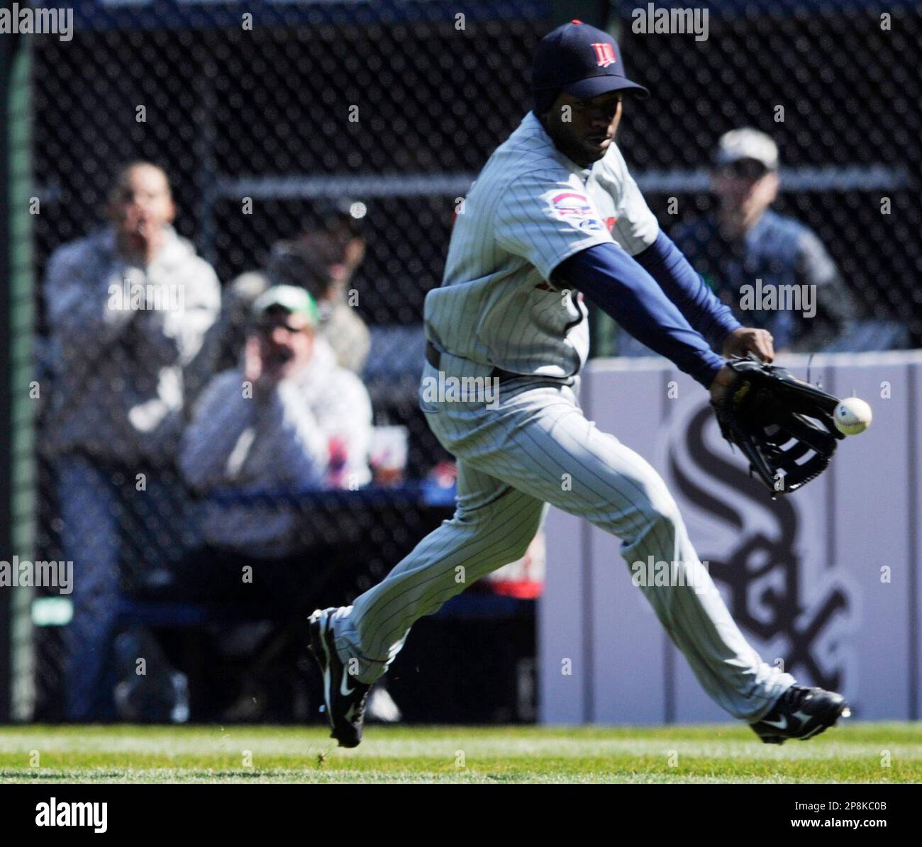 Minnesota Twins outfielder Denard Span misses a fly ball hit by Chicago ...