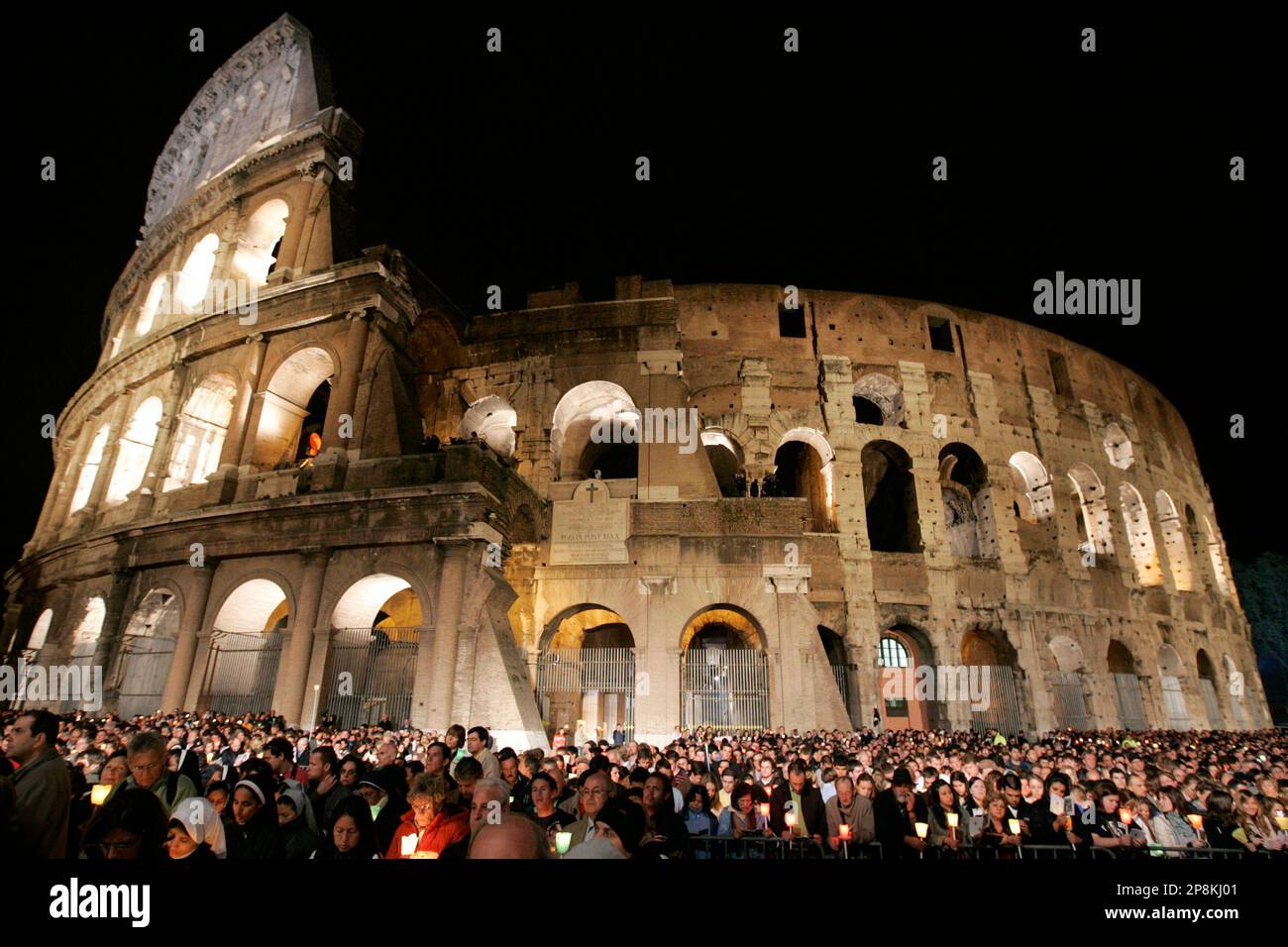 Faithful crowd around the ancient Colosseum during the Via Crucis (Way ...