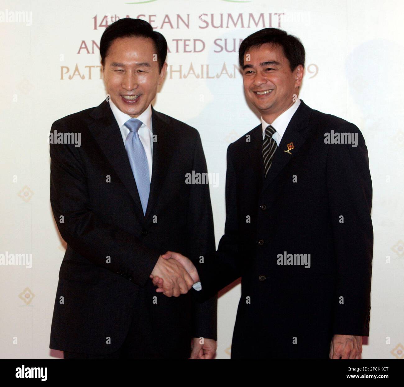 South Korea's President Lee Myung-bak, left, meets with Thailand's ...