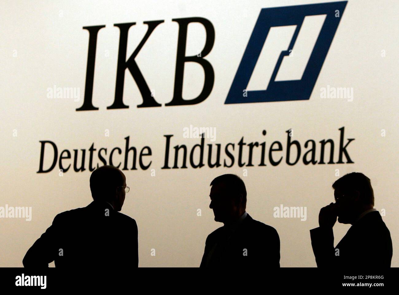 ** ARCHIV ** Nur als Silhouetten zu erkennen sind am 28. Aug. 2008 ...