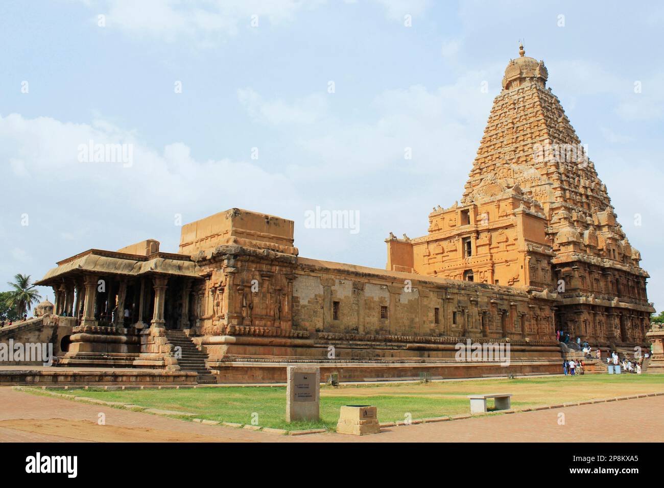 Brihadeshwara Temple, Hindu temple built in a Chola architectural style ... Brihadeshwara Temple, Hindu temple built in a Chola architectural style ...
