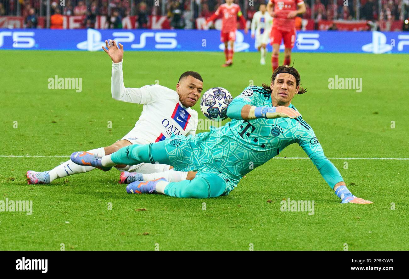 Kylian MBAPPE, PSG 7 compete for the ball, tackling, duel, header ...