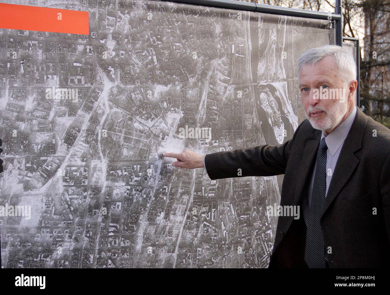 Zygmunt Walkowski, the researcher who put together the new "Warsaw from ...