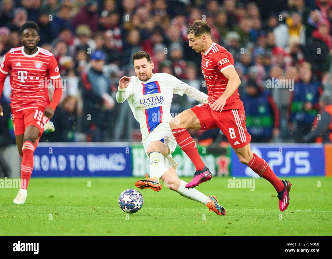 Leon GORETZKA, FCB 8 compete for the ball, tackling, duel, header ...