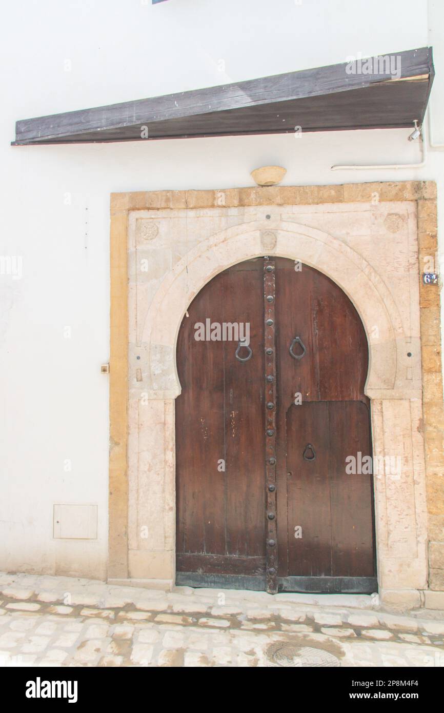 Traditional door in the streets of the medina of Tunis Stock Photo - Alamy