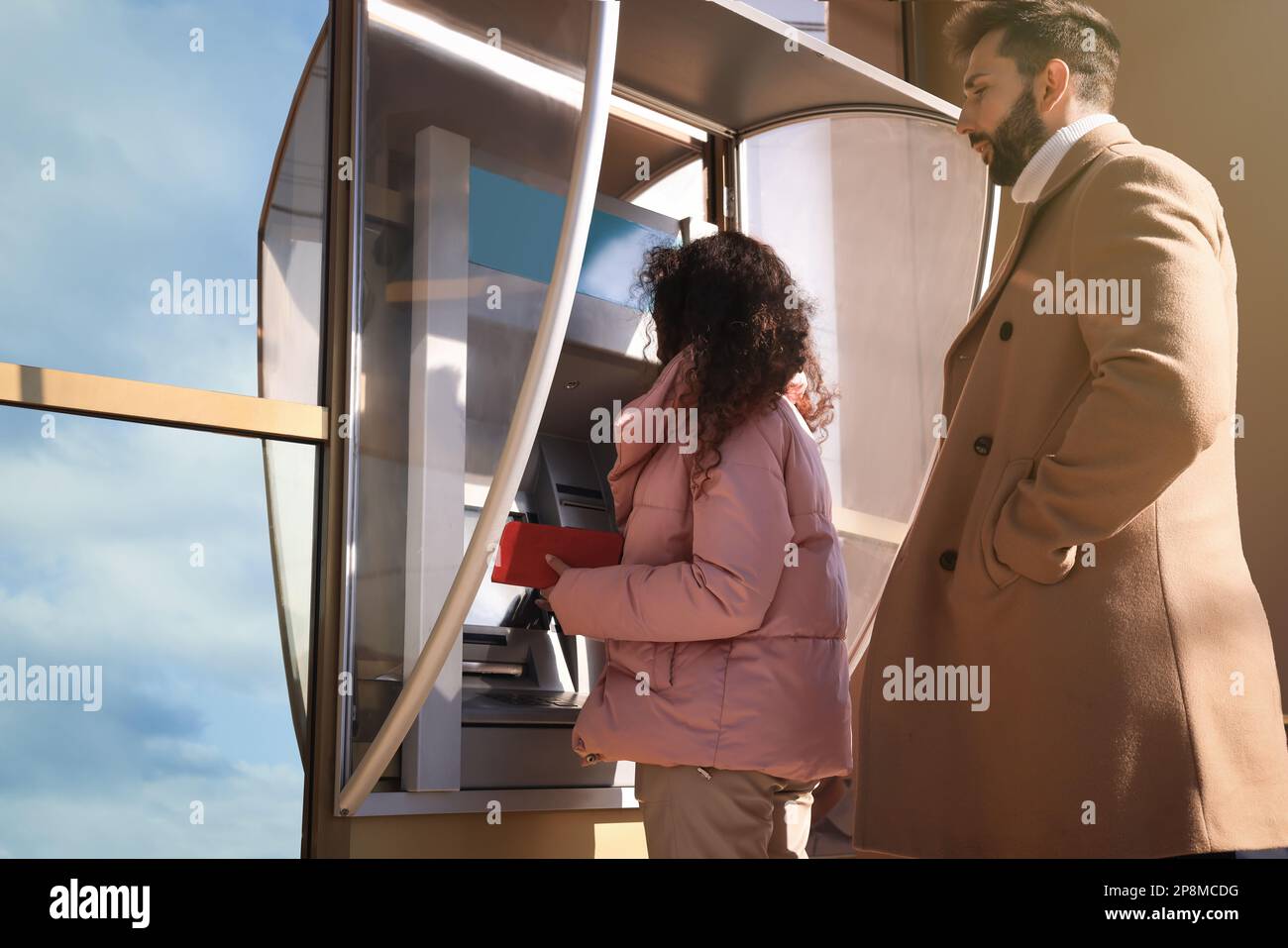 Cash queue woman man hi-res stock photography and images - Alamy