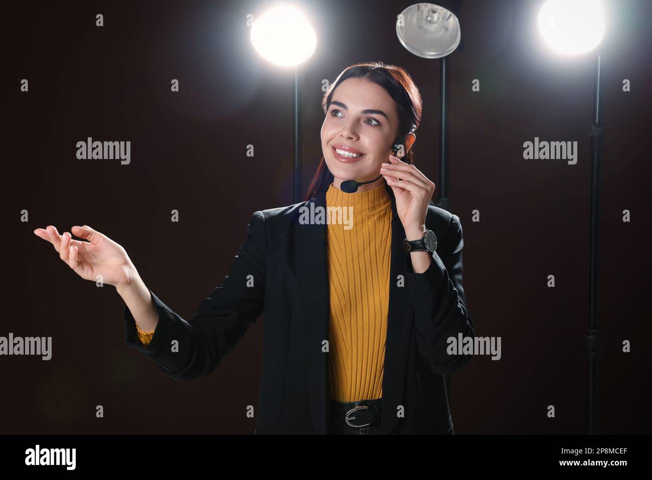 Motivational speaker with headset performing on stage Stock Photo - Alamy