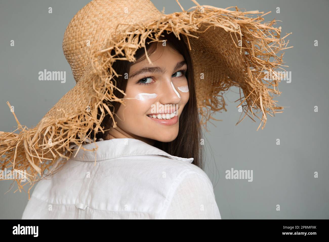 Teen girl sunscreen face hi-res stock photography and images - Alamy