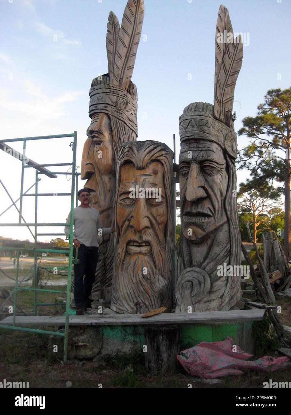 ** ADVANCE FOR WEEKEND EDITIONS APRIL 4-5 ** Wood sculptor Peter Wolf ...