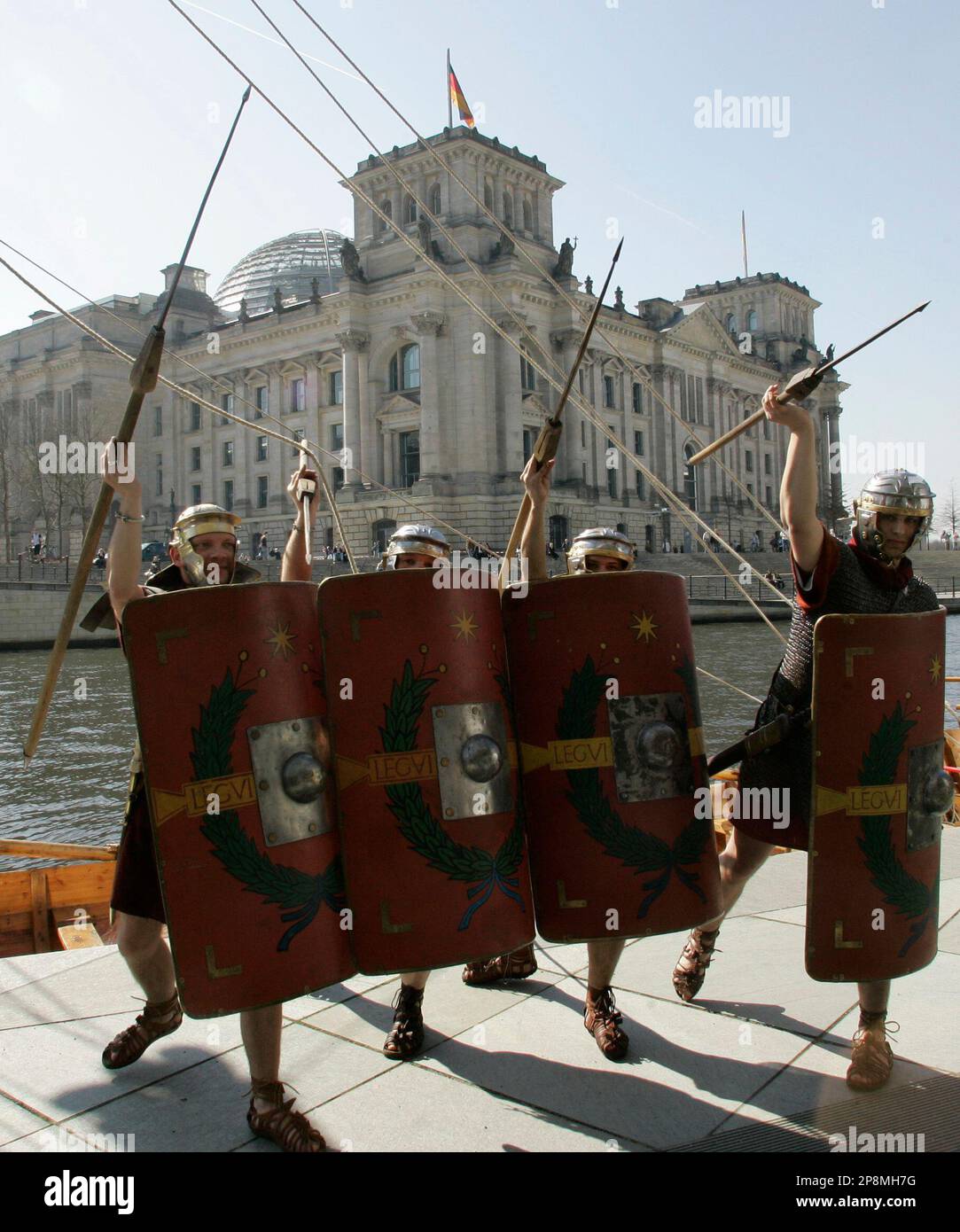 Maenner mit roemischer Kriegsausruestung zeigen ihre Speere am Freitag ...