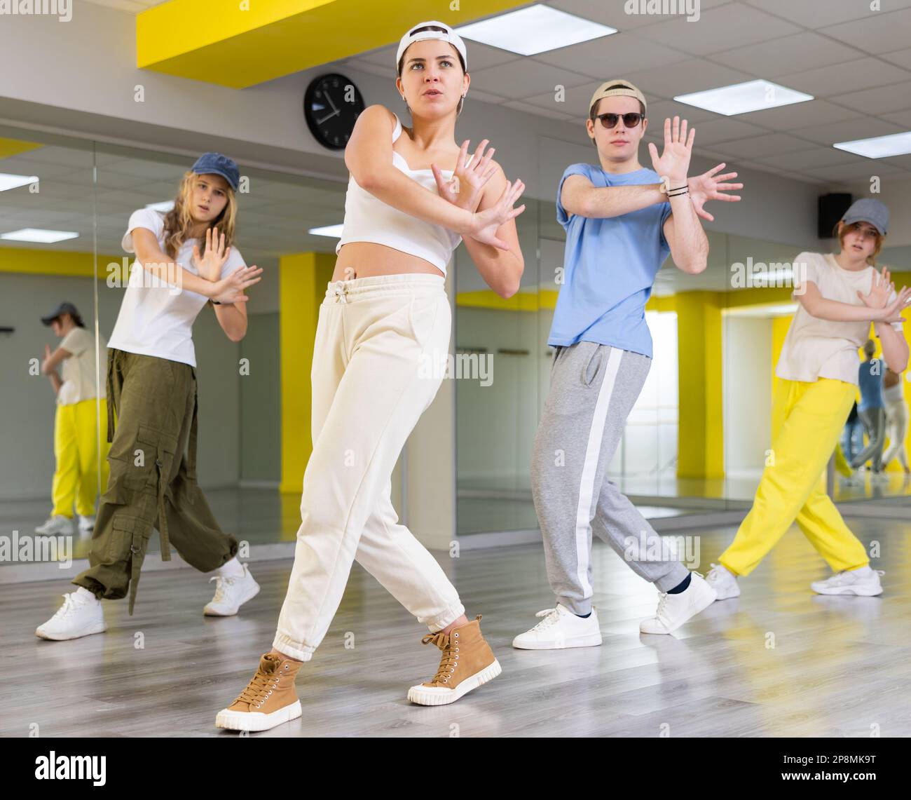 Aerobic steps class hi-res stock photography and images - Alamy