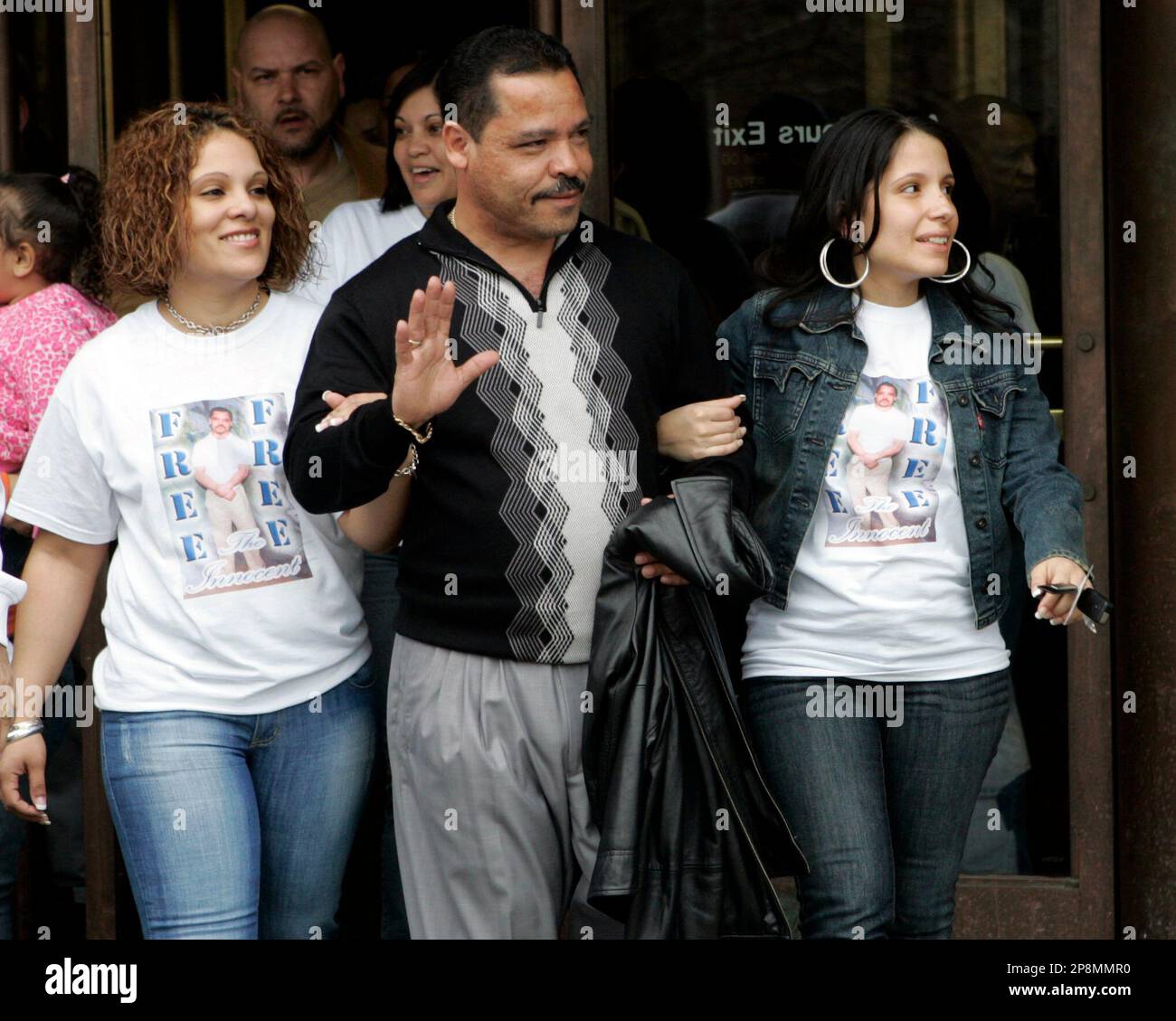 Miguel Roman waves to his supporters as he and his daughters Vanessa ...