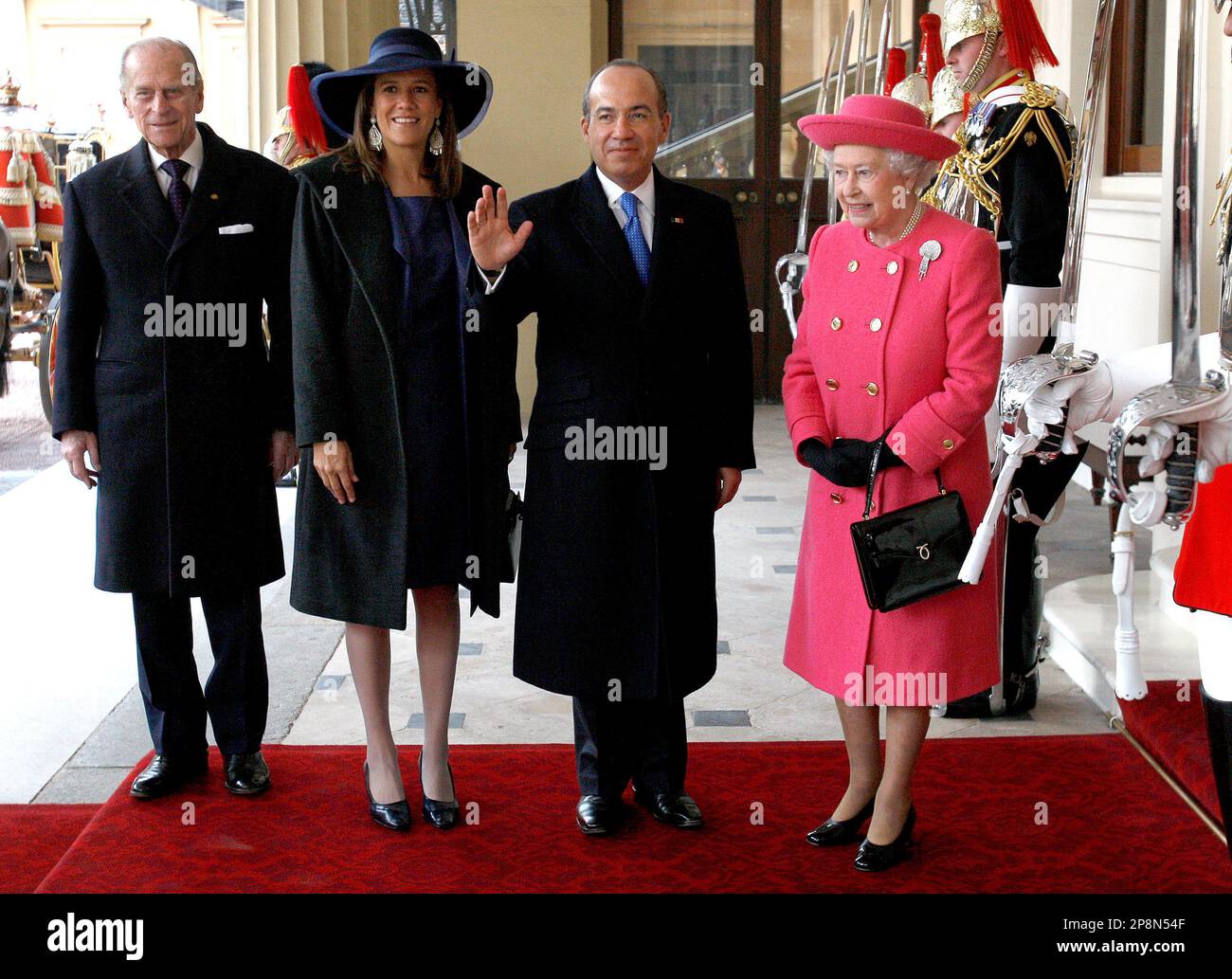 Britain's Queen Elizabeth II, right, stands with Mexican President ...
