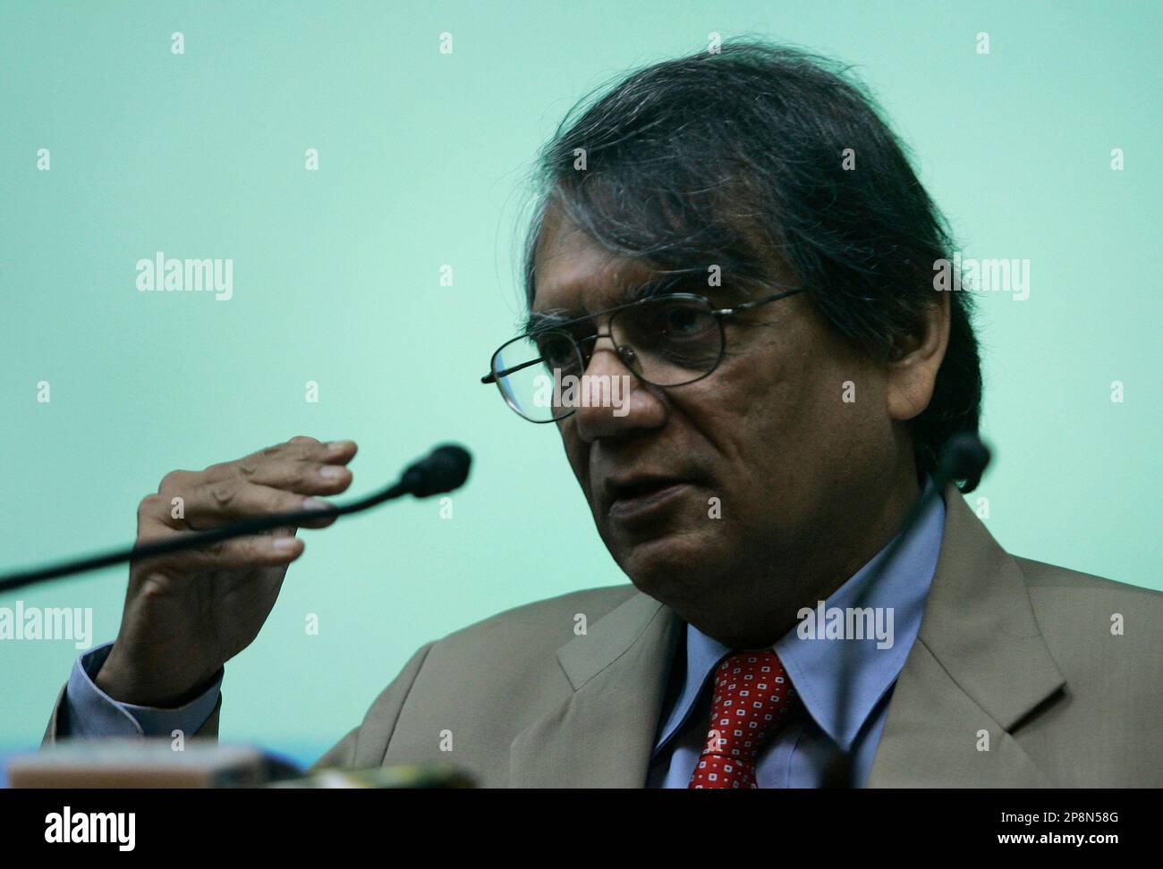 Reserve Bank of India's Deputy Governor Rakesh Mohan addresses a press ...