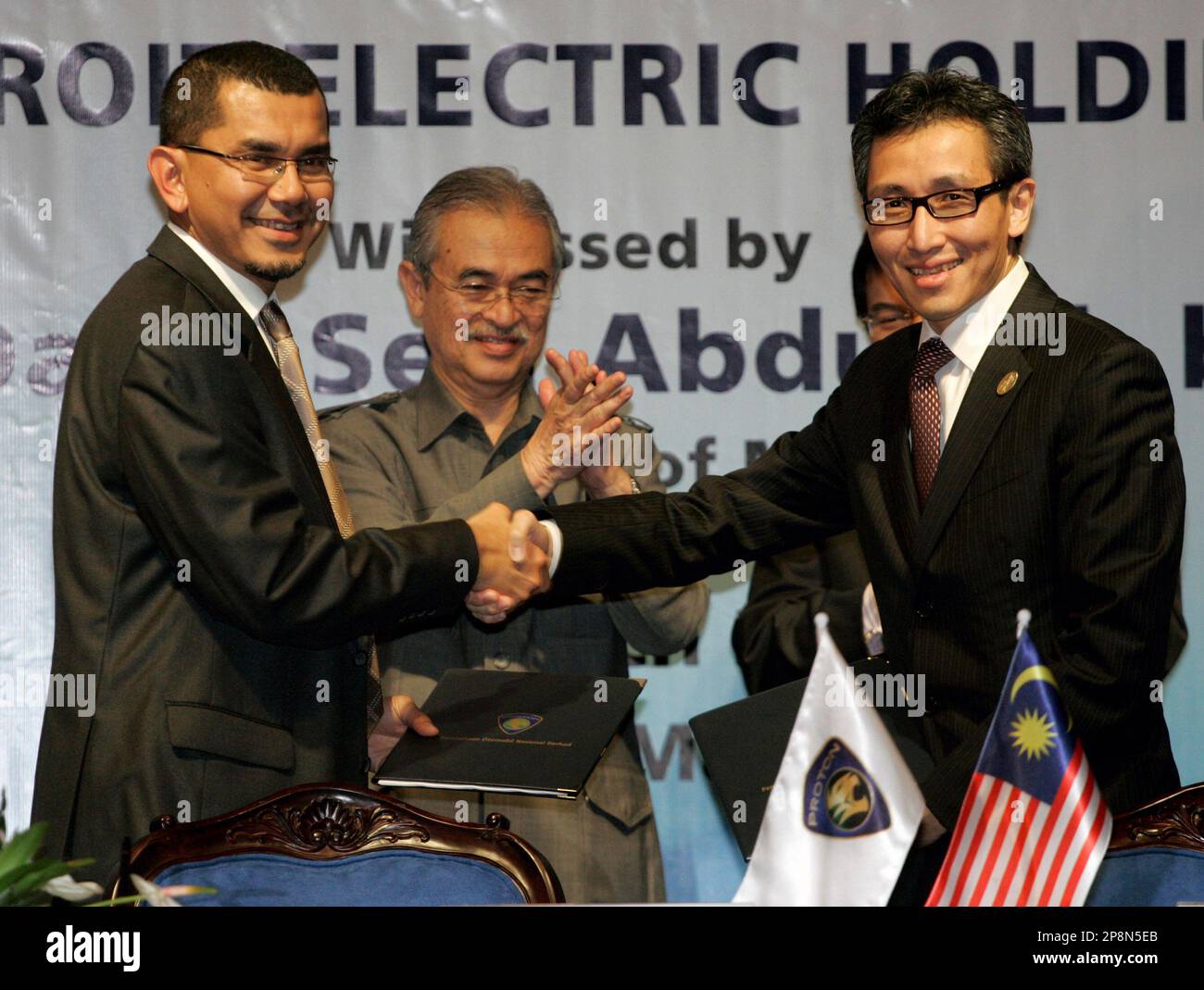 With Malaysian Prime Minister Abdullah Ahmad Badawi as a witness, back ...