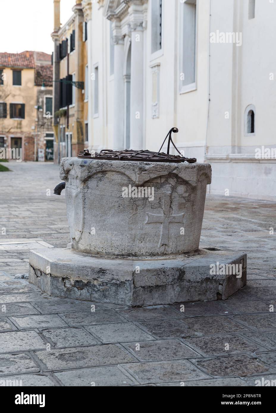 ancient water well in Venice, Italy Stock Photo - Alamy