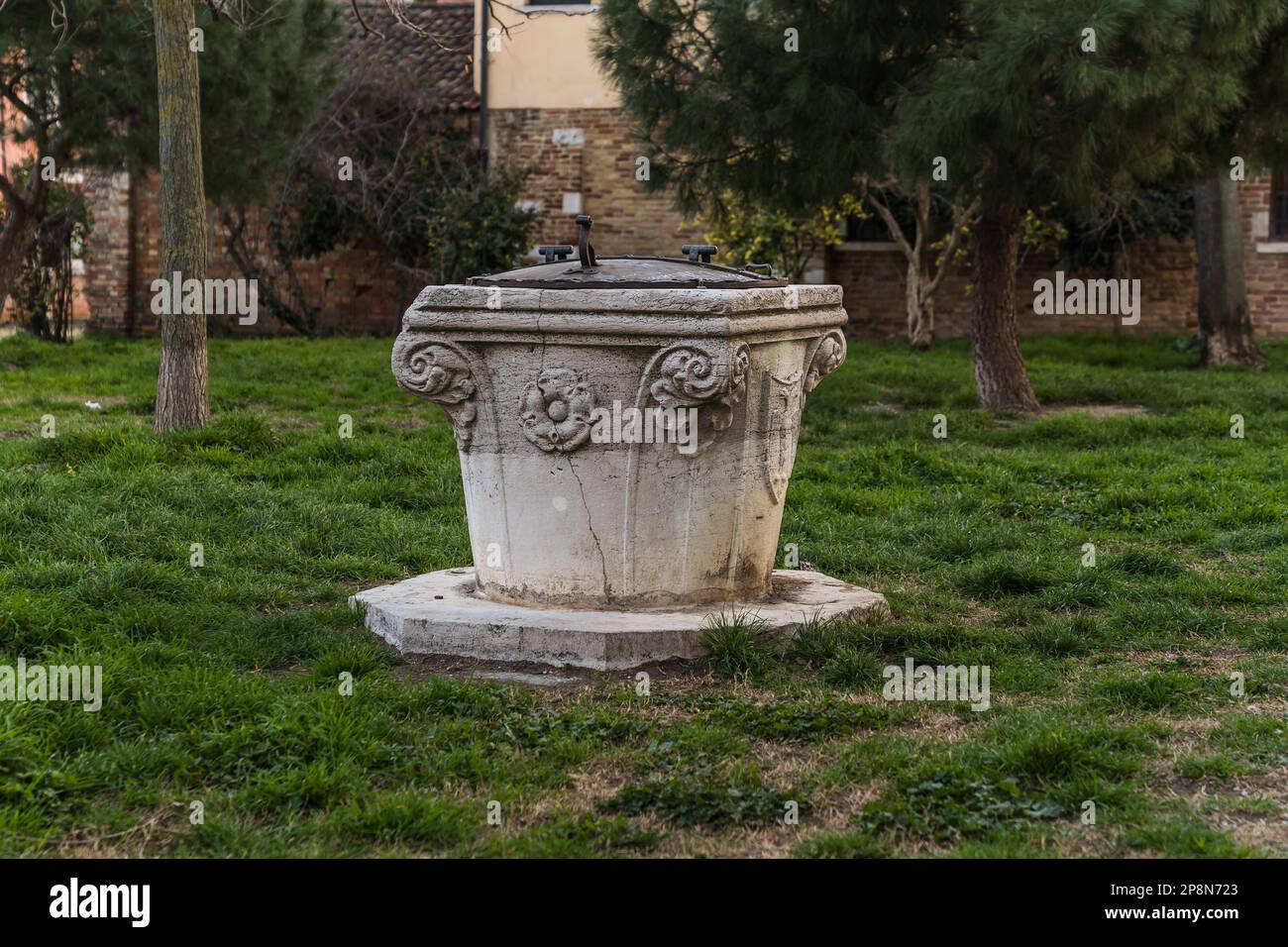 Well in venice hi-res stock photography and images - Alamy