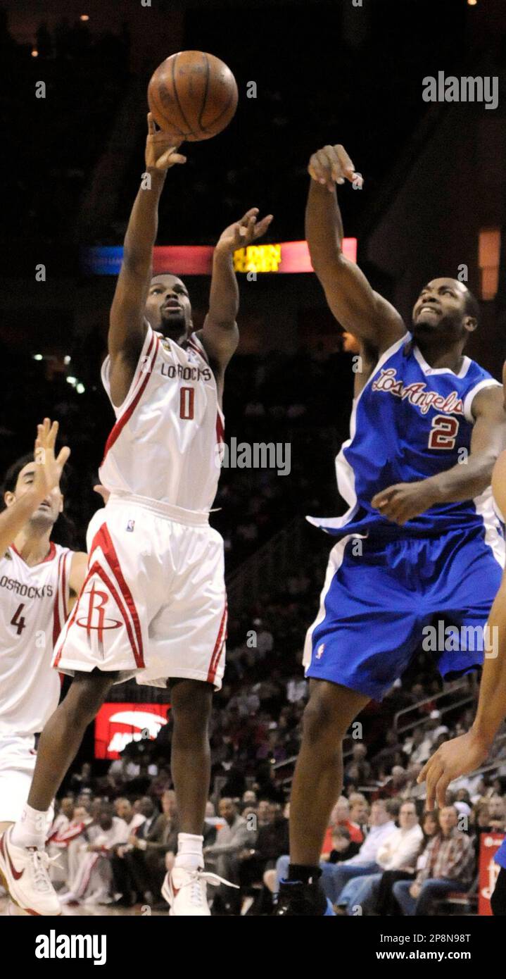 Houston Rockets' Aaron Brooks (0) shoots around Los Angeles Clippers ...