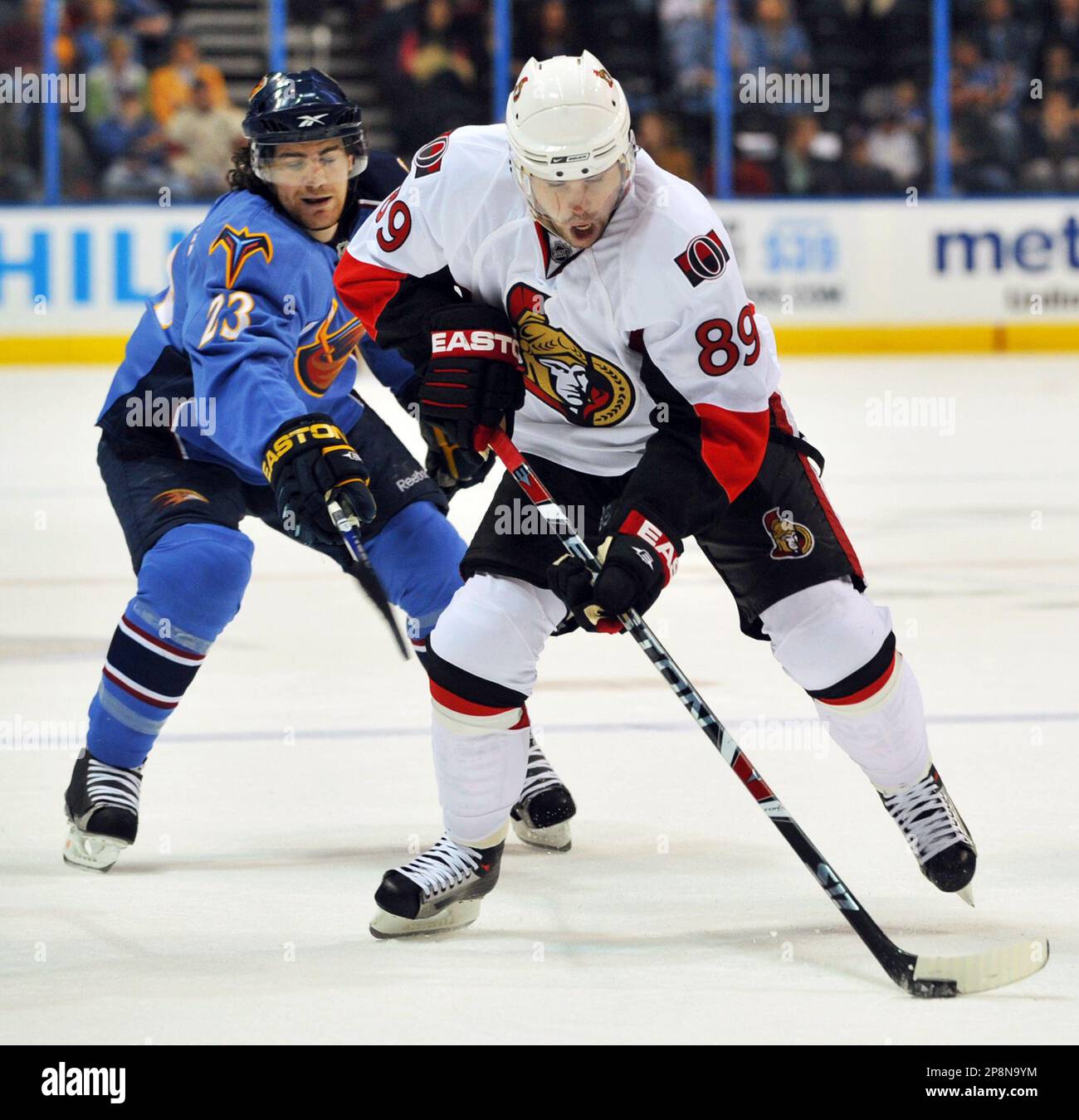 Atlanta Thrashers center Jim Slater (23) fights Ottawa Senators' Mike ...