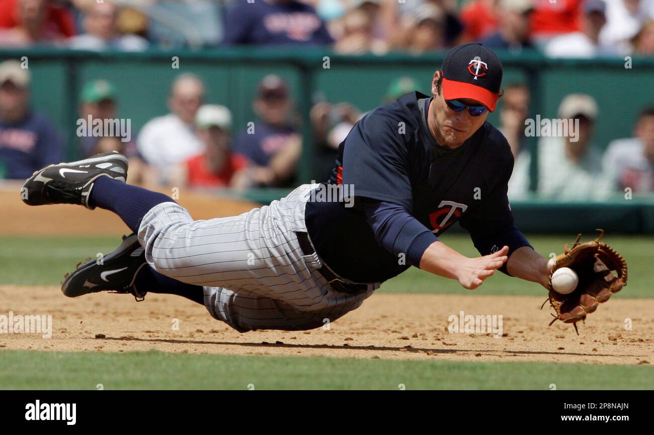 Minnesota Twins third baseman Joe Crede dives and knocks down a single ...