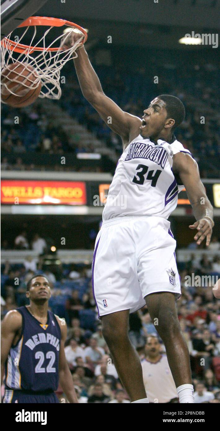 Sacramento Kings forward Jason Thompson, right, dunks as Memphis ...