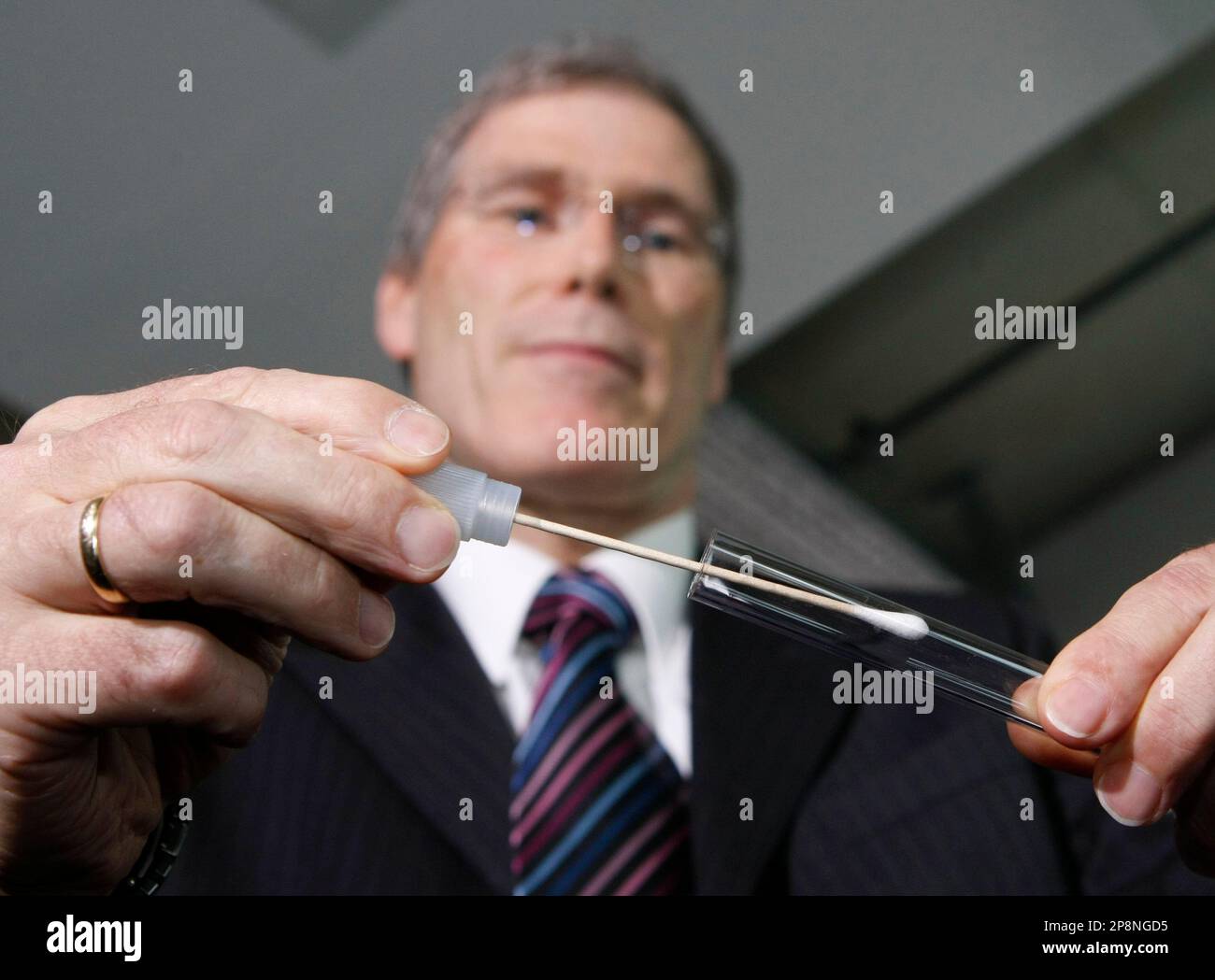 Guenther Knebel von der Greiner bio-one GmbH zeigt am Freitag, 27 ...