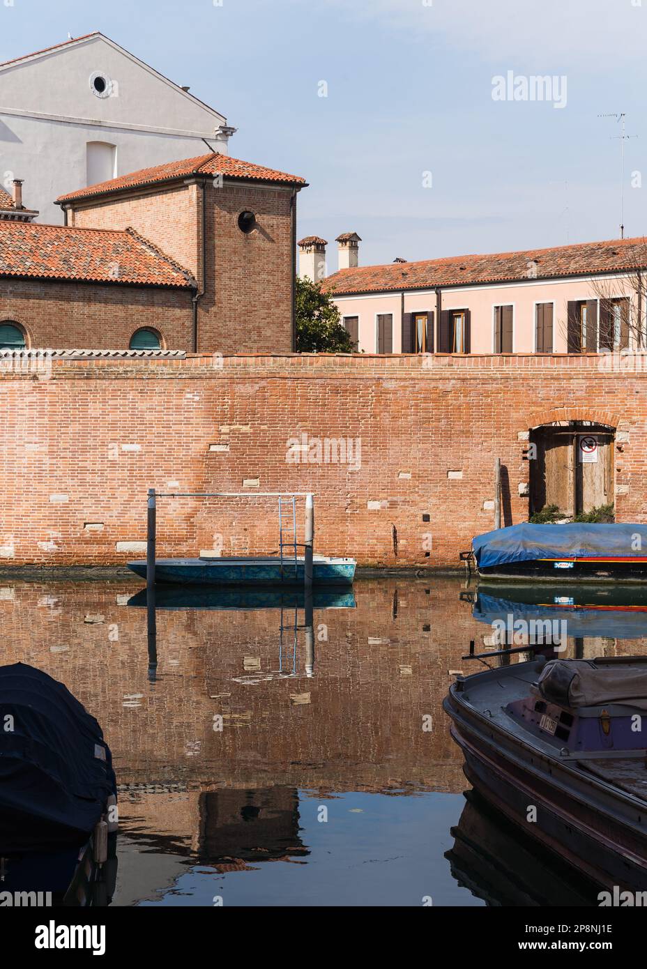 Water reflection exterior wall hi-res stock photography and images - Alamy
