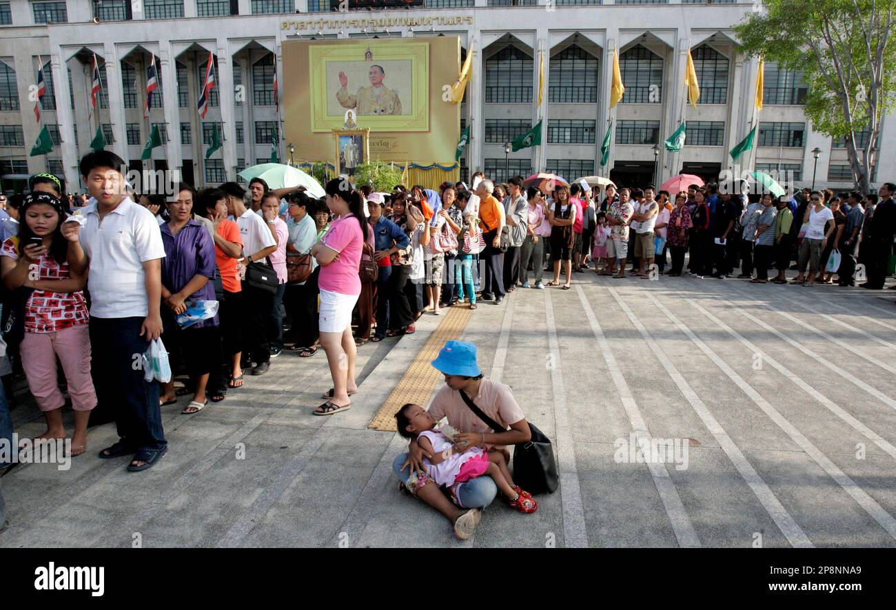 Low-income Thai line up to get a cheque worth Baht 2,000 (US$ 57 ...