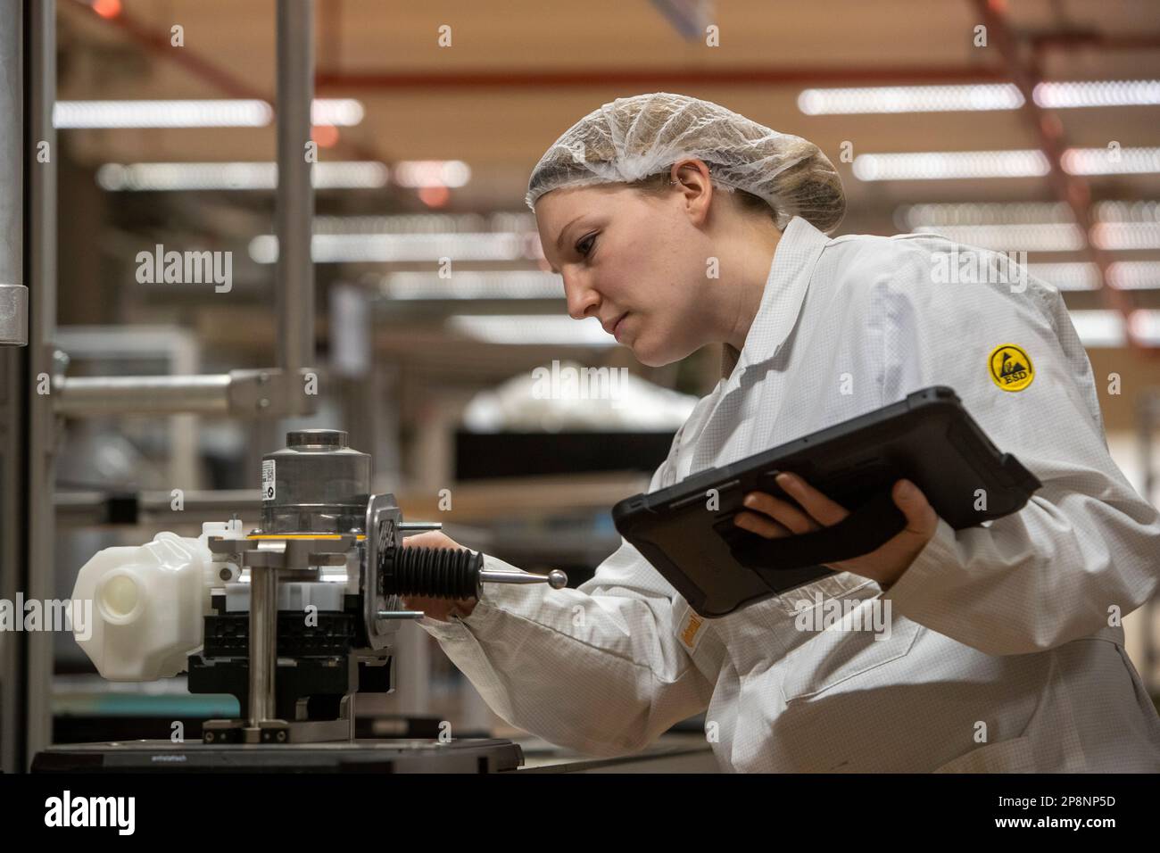 03 March 2023, Hesse, Frankfurt/Main: A Continental employee checks an ...