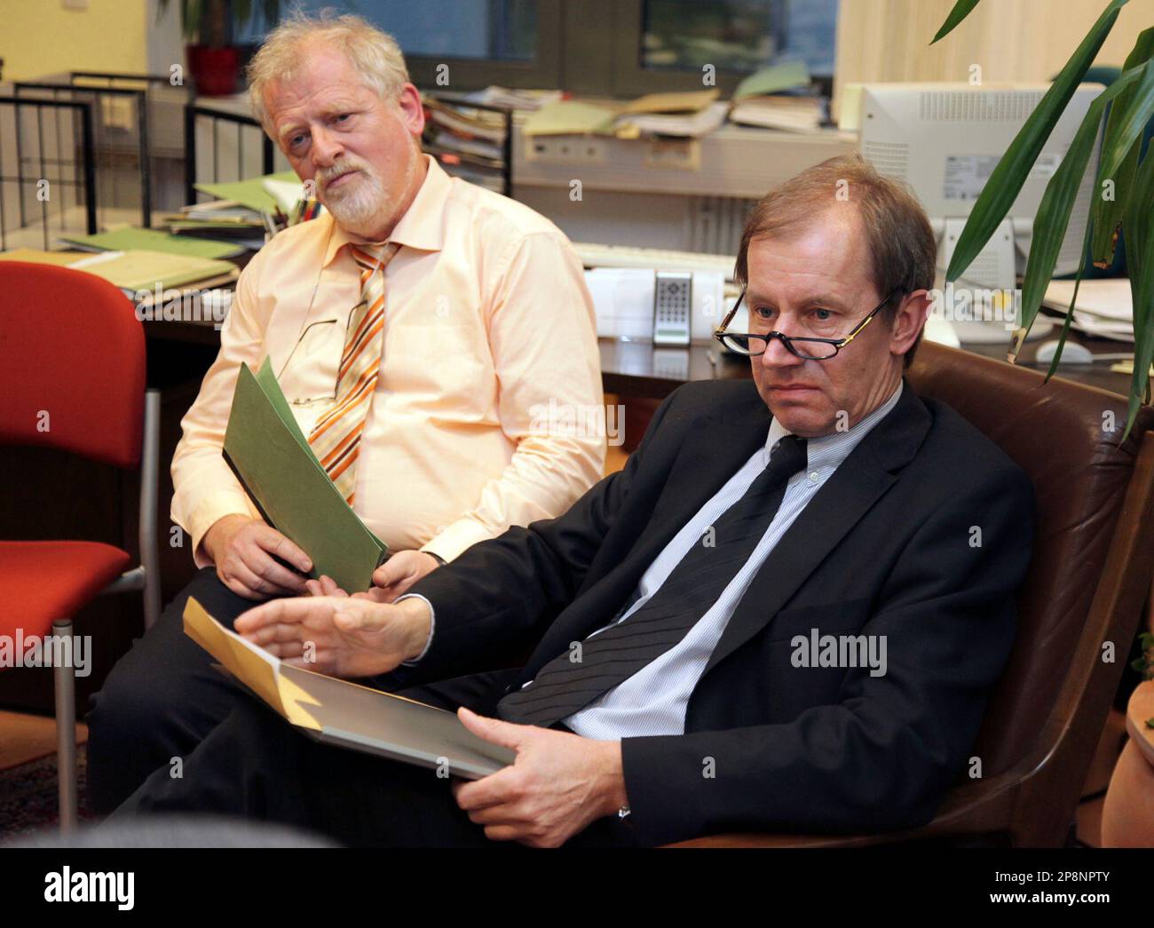 Der leitende Oberstaatsanwalt Ernst Peter Hirschmann, links, und der ...