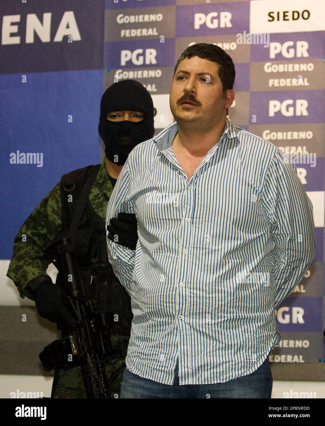 Soldiers guard alleged drug cartel lieutenant Hector Huerta Rios after ...