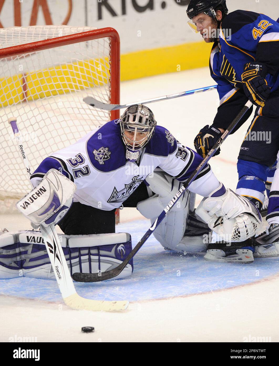 Los Angeles Kings' goalie Jonathan Quick (32) blocks a shot by St ...