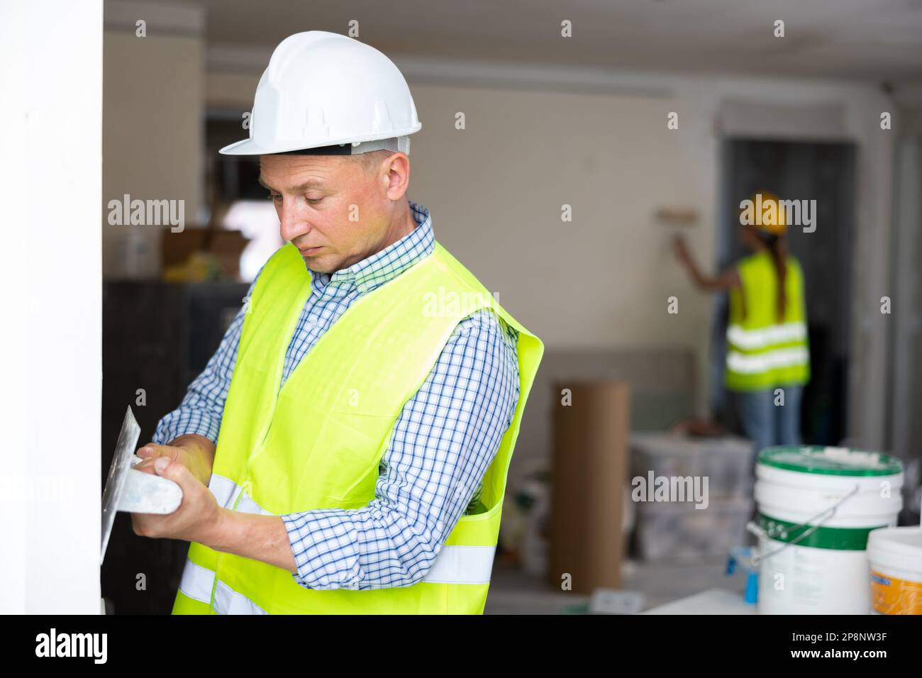 Man applying plaster with floated trowel Stock Photo - Alamy