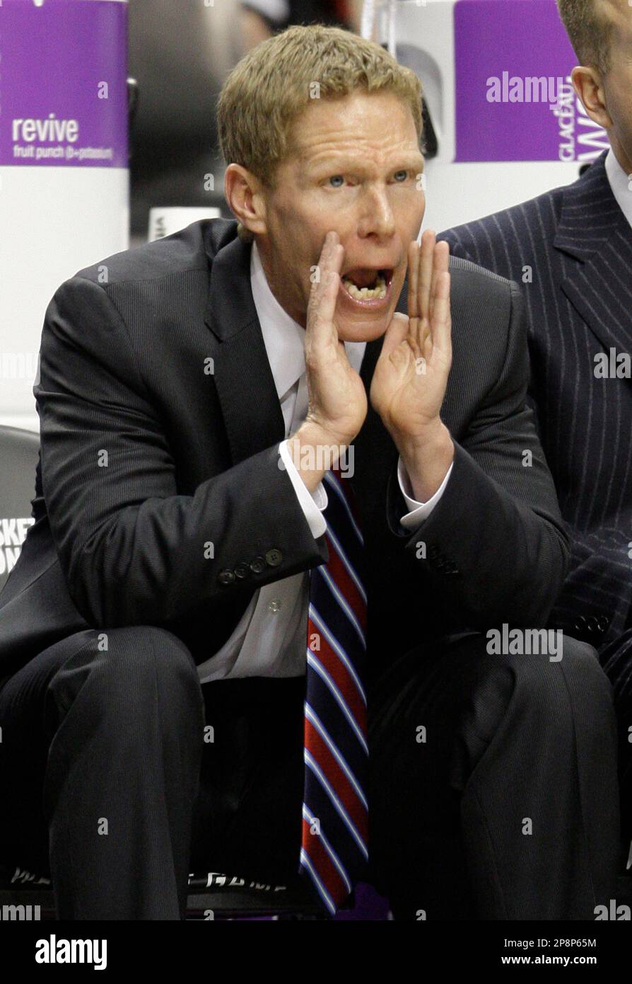 Gonzaga's head coach Mark Few shouts to his team in the first half ...