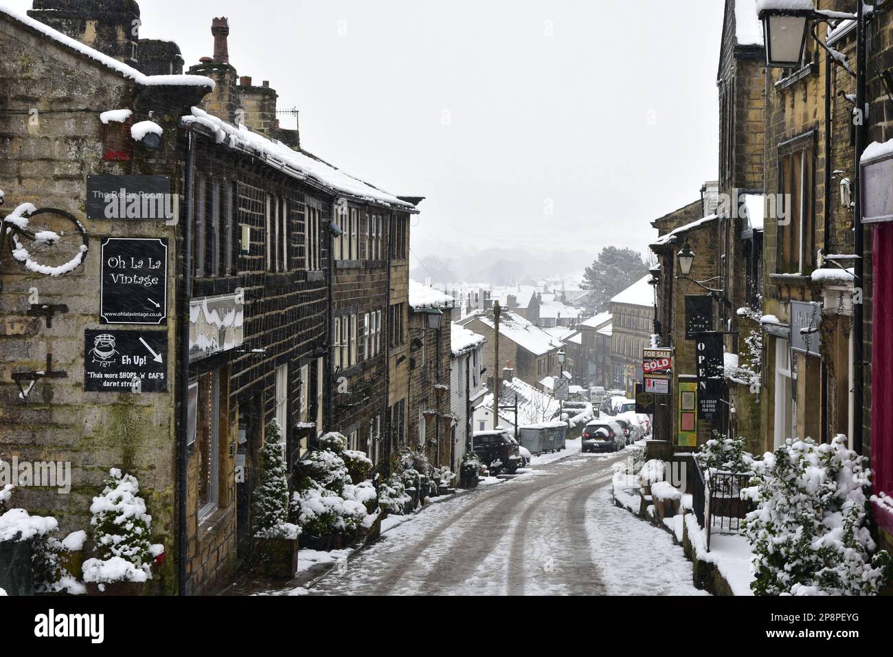 Haworth Main Street under snow, West Yorkshire Stock Photo - Alamy