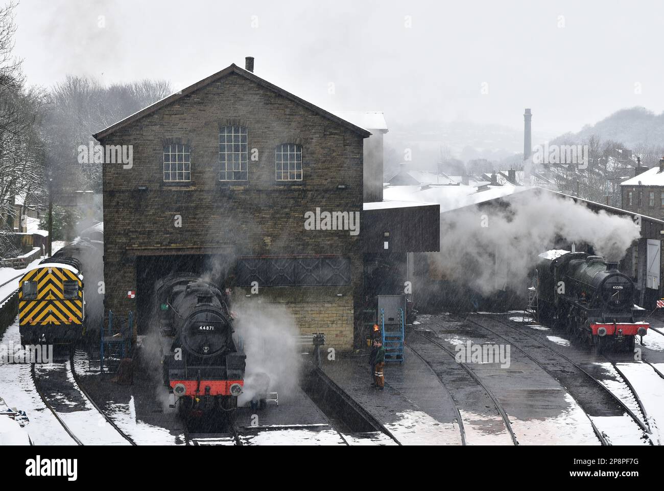Trains outside railway sheds hi-res stock photography and images - Alamy