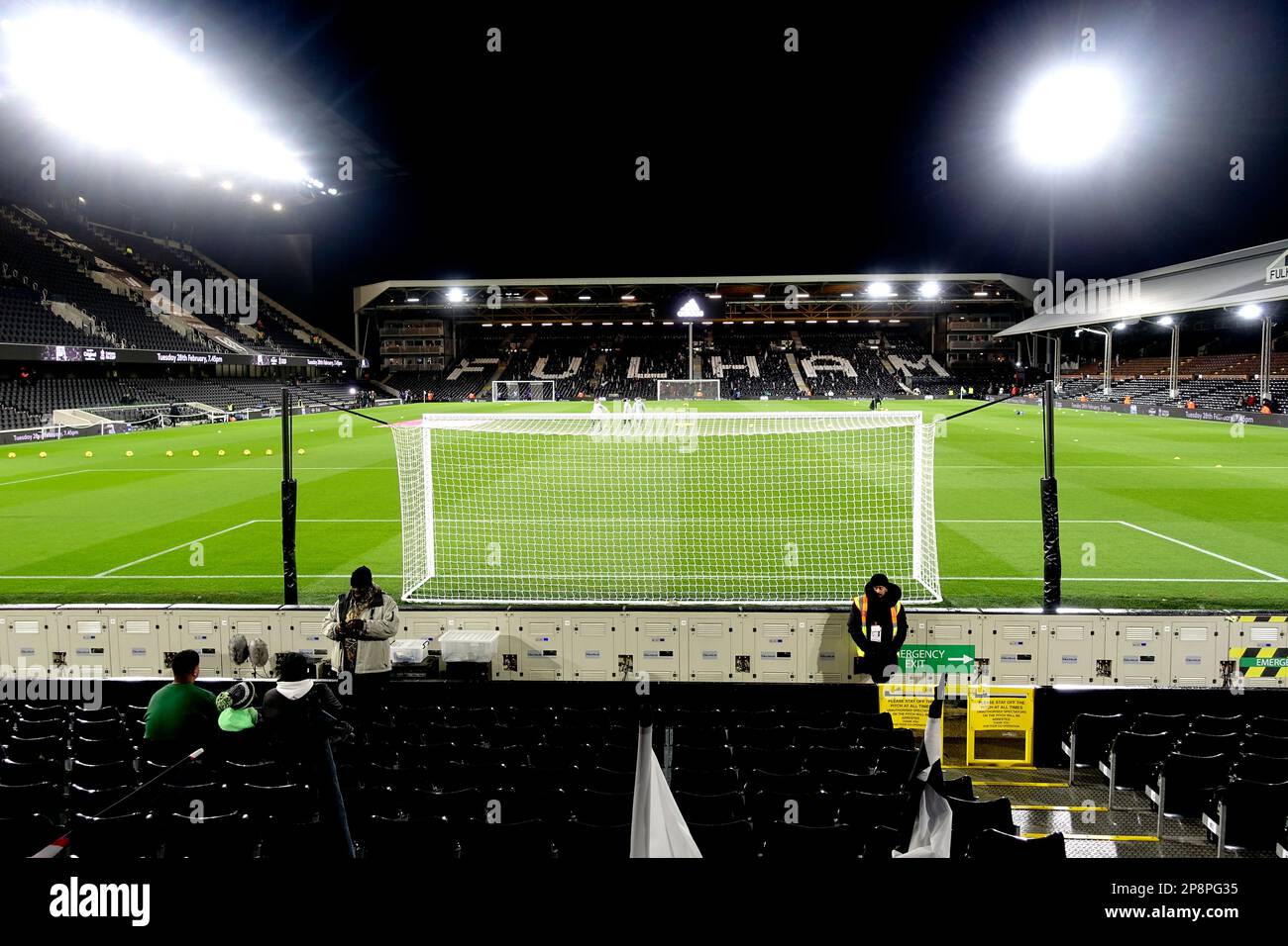 At craven cottage hi-res stock photography and images - Alamy