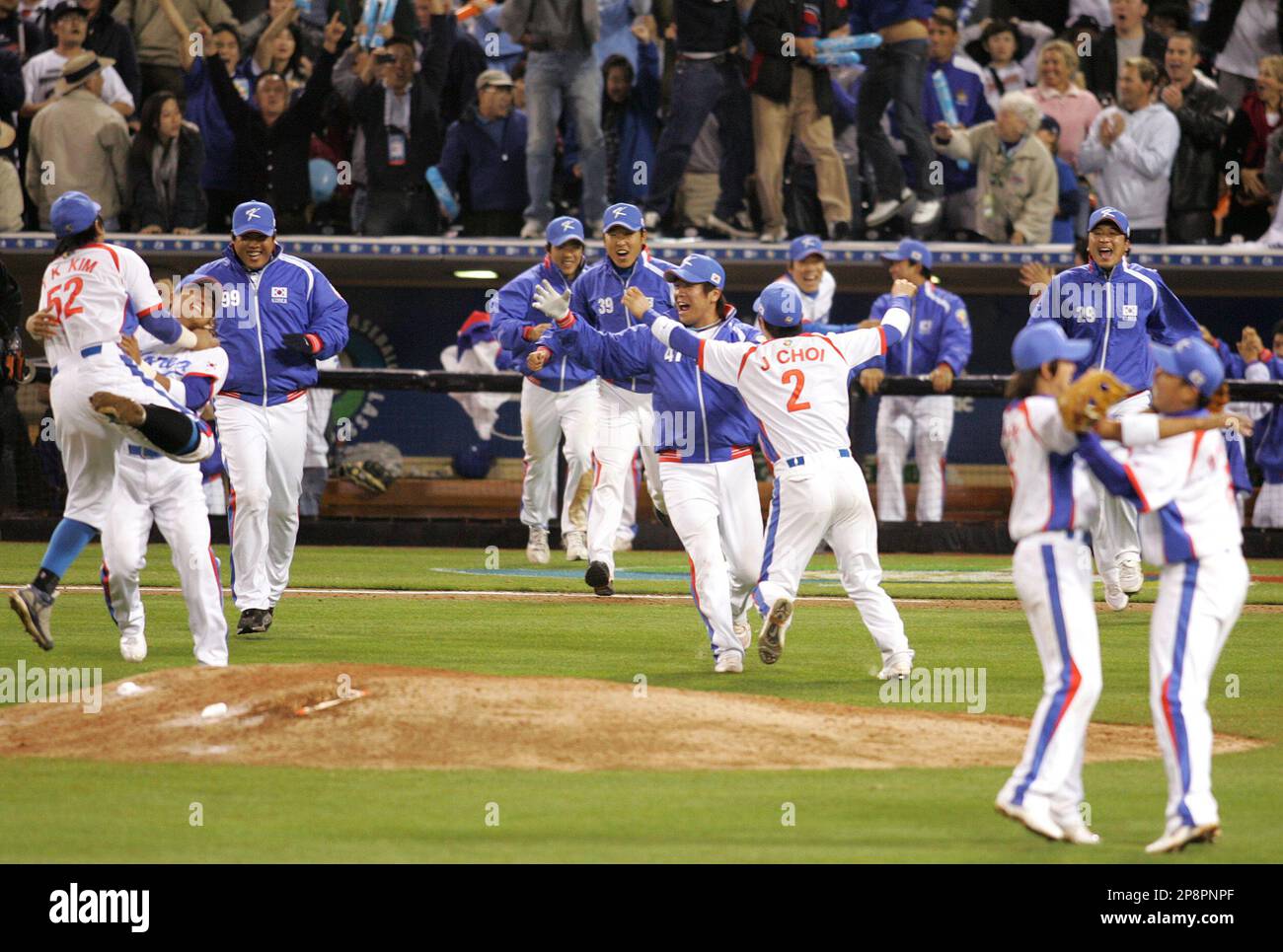 South Korea's baseball team celebrates their 4-1 victory over Japan in ...