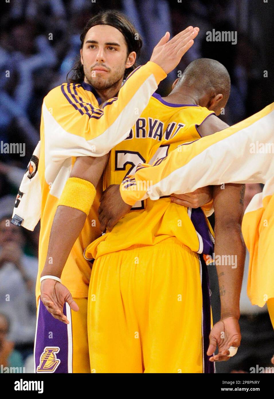 Los Angeles Lakers guard Sasha Vujacic, left, of Slovenia, hugs ...