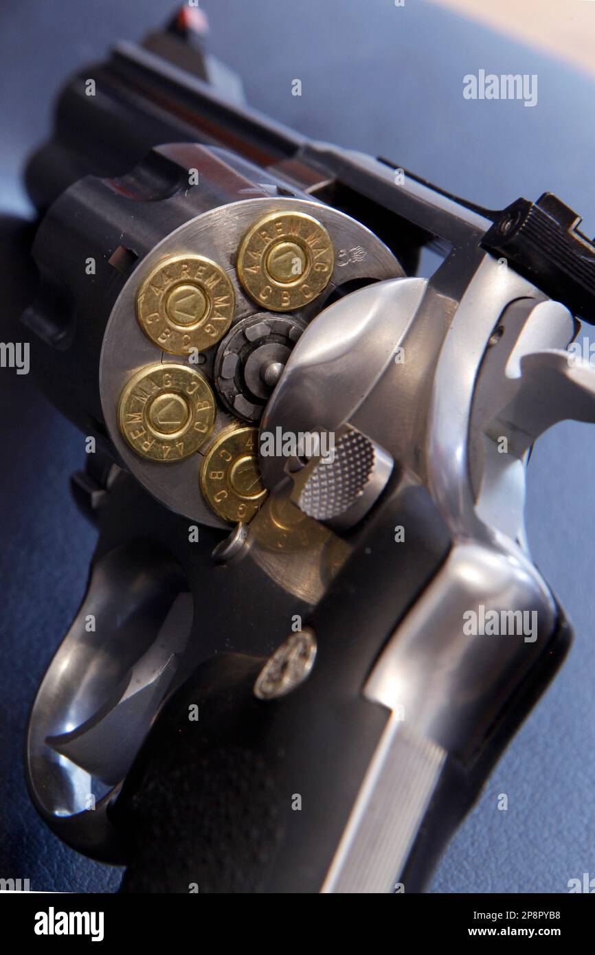 ** ARCHIV ** Ein Revolver der Marke Smith and Wesson, Kaliber 44 Magnum ...