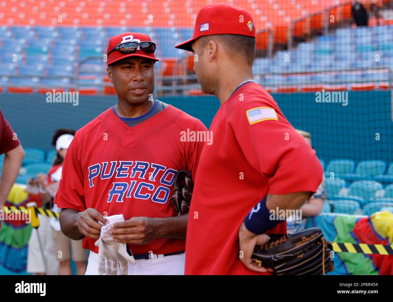 Puerto Rico's Bernie Williams, left, talks with the USA's Derek Jeter ...